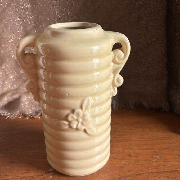 Art | Vintage Usa Pale Yellow Beehive Floral 7 Pottery Vase With Scroll ...
